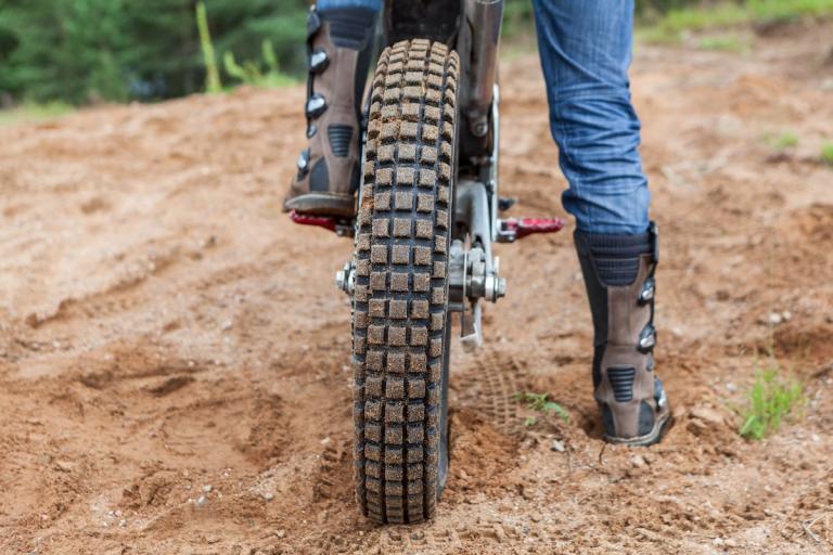 Pressione gomme moto: tabella e ogni quanto controllarla