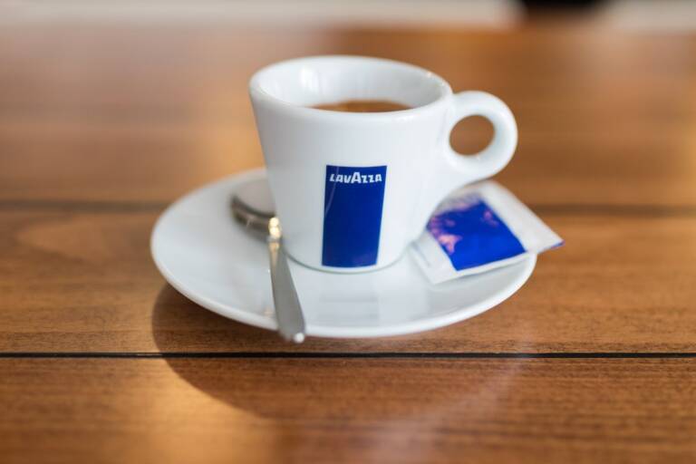 Perché il caffè cambia gusto in base alla tazza: cosa dice la scienza