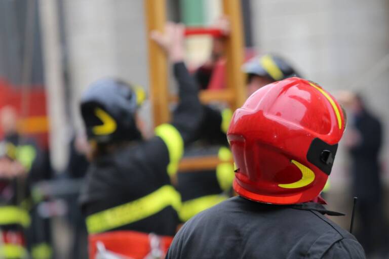 Incidente: autobus travolge un'auto e finisce nella Senna