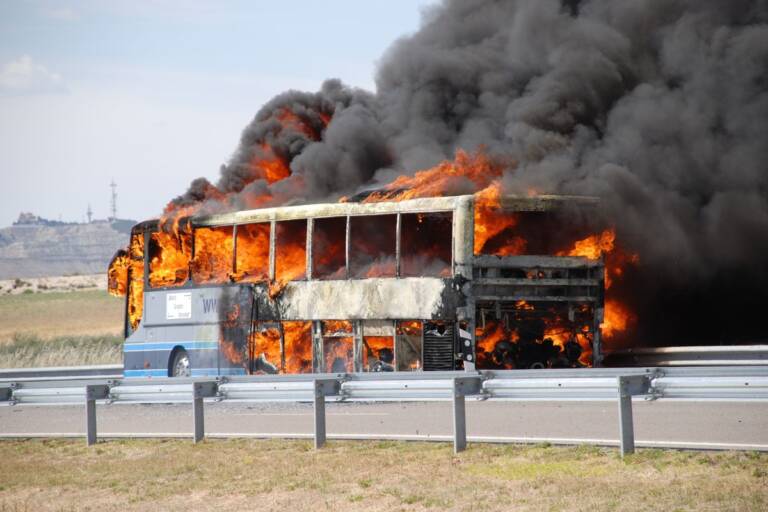 Bus in fiamme in Svizzera: un uomo si è dato fuoco. Il bilancio
