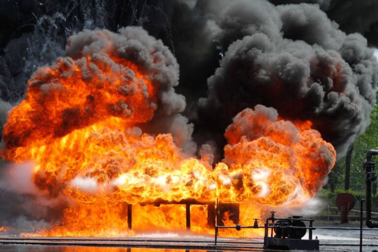 Boato a Roma Est: esplosione e incendio in distributore di benzina