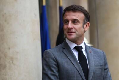 Macron con gli occhiali: perché li indossa e il problema di salute