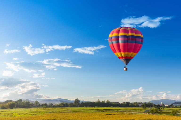 8 morti e 13 feriti in un volo in mongolfiera incendiatosi in volo: le ...