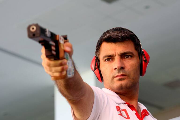 Parigi 2024, Yusuf Dikec diventa virale: argento con una mano in tasca ...
