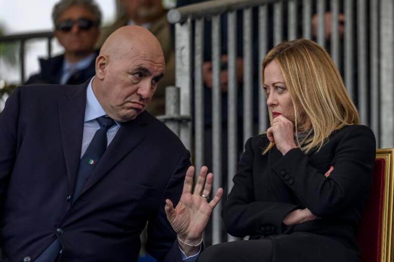 Crosetto senza scorta a Dubai e la reazione di Giorgia Meloni