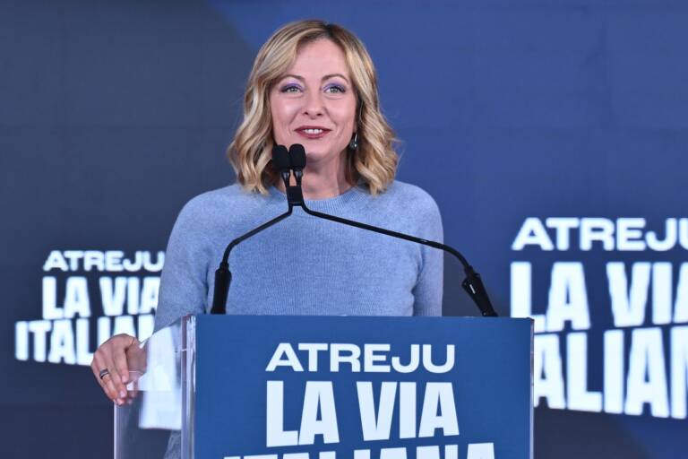 Meloni contro Macron, Starmer e Merz: "Basta riunioni"