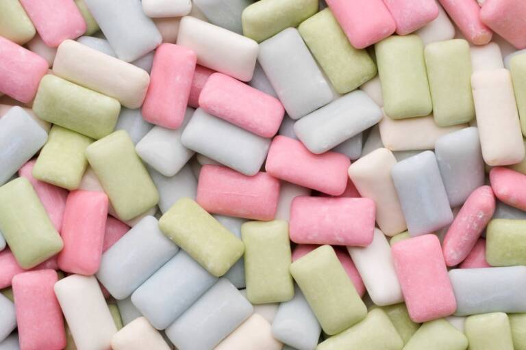 Masticare chewing gum è rischioso: cosa può succederti