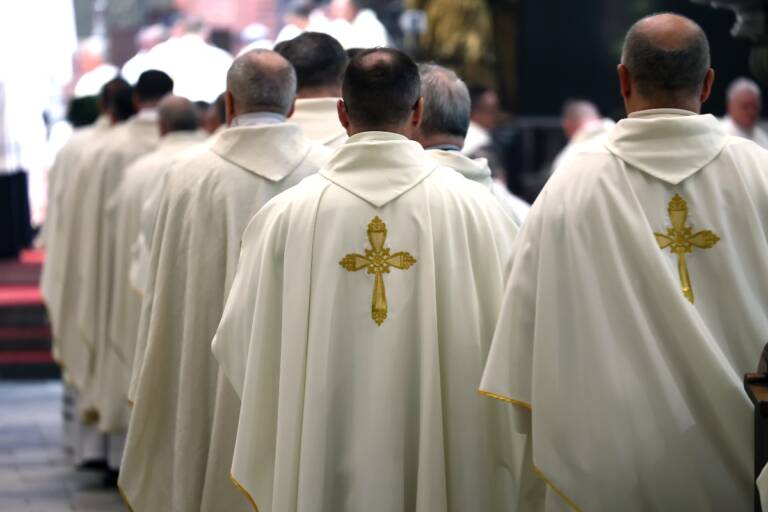Preti e vescovi, chi paga loro lo stipendio? Le cifre
