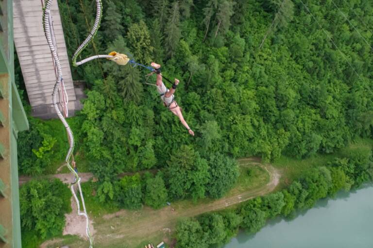 Ragazza morta durante il bungee jumping: "Ragazzi, la corda!"